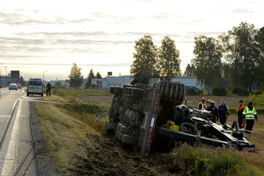 Pohjankyrö - lehti | Rekka lavetteineen ja motoineen suistui kyljelleen ... Pohjankyrö - lehti | Rekka lavetteineen ja motoineen suistui kyljelleen ...
